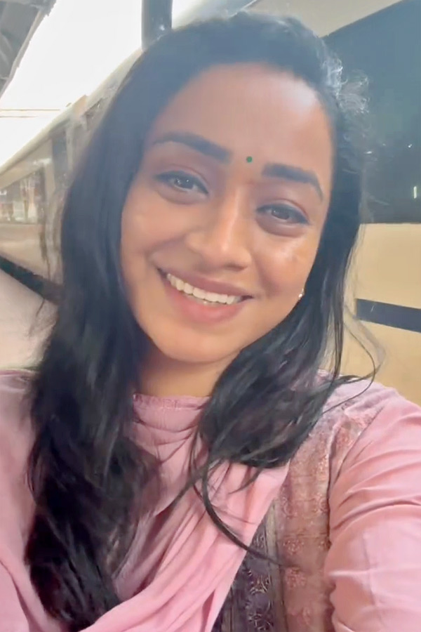 పూత రేకులు, కోనసీమ అందాలు.. అద్భుత జ్ఞాపకాలంటోన్న యాంకర్‌ వింధ్య విశాఖ (ఫోటోలు) | Anchor Vindhya ...